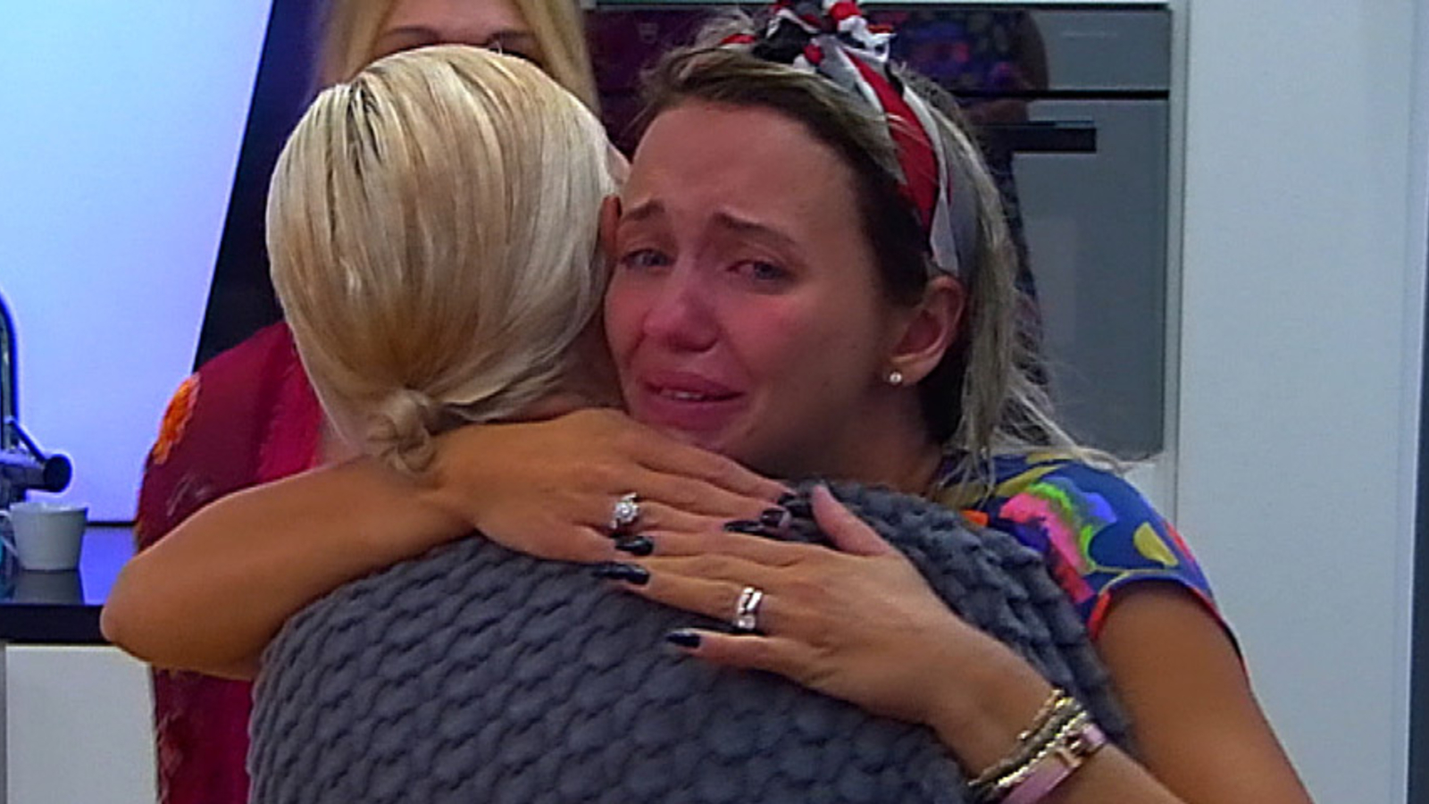 Prinz Marcus fliegt & attackiert Cathy