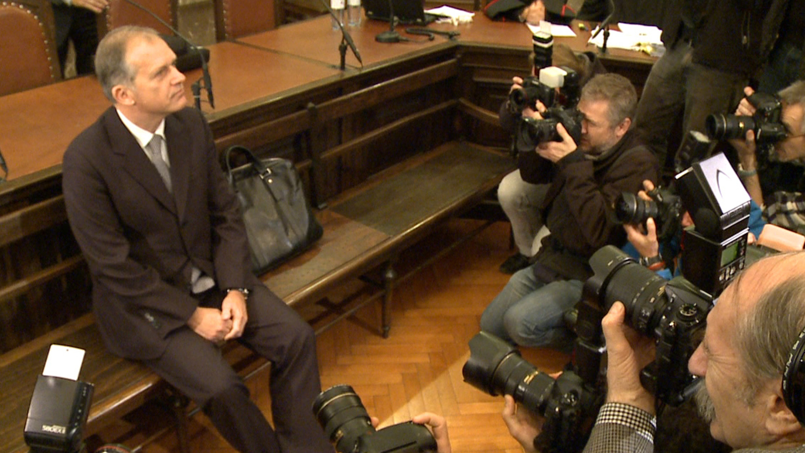 Spektakulärer Prozess-Auftakt gegen Strasser