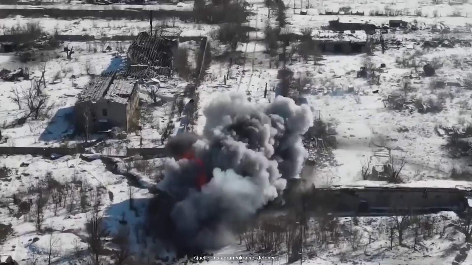 Mine vernichtet Panzer in gewaltiger Detonation - oe24.at