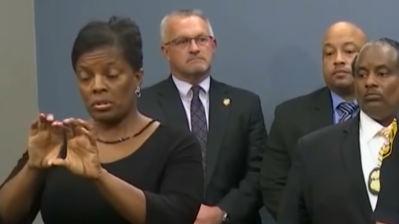 Falsche Gebärdensprachdolmetscherin sorgt für Lacher im Netz