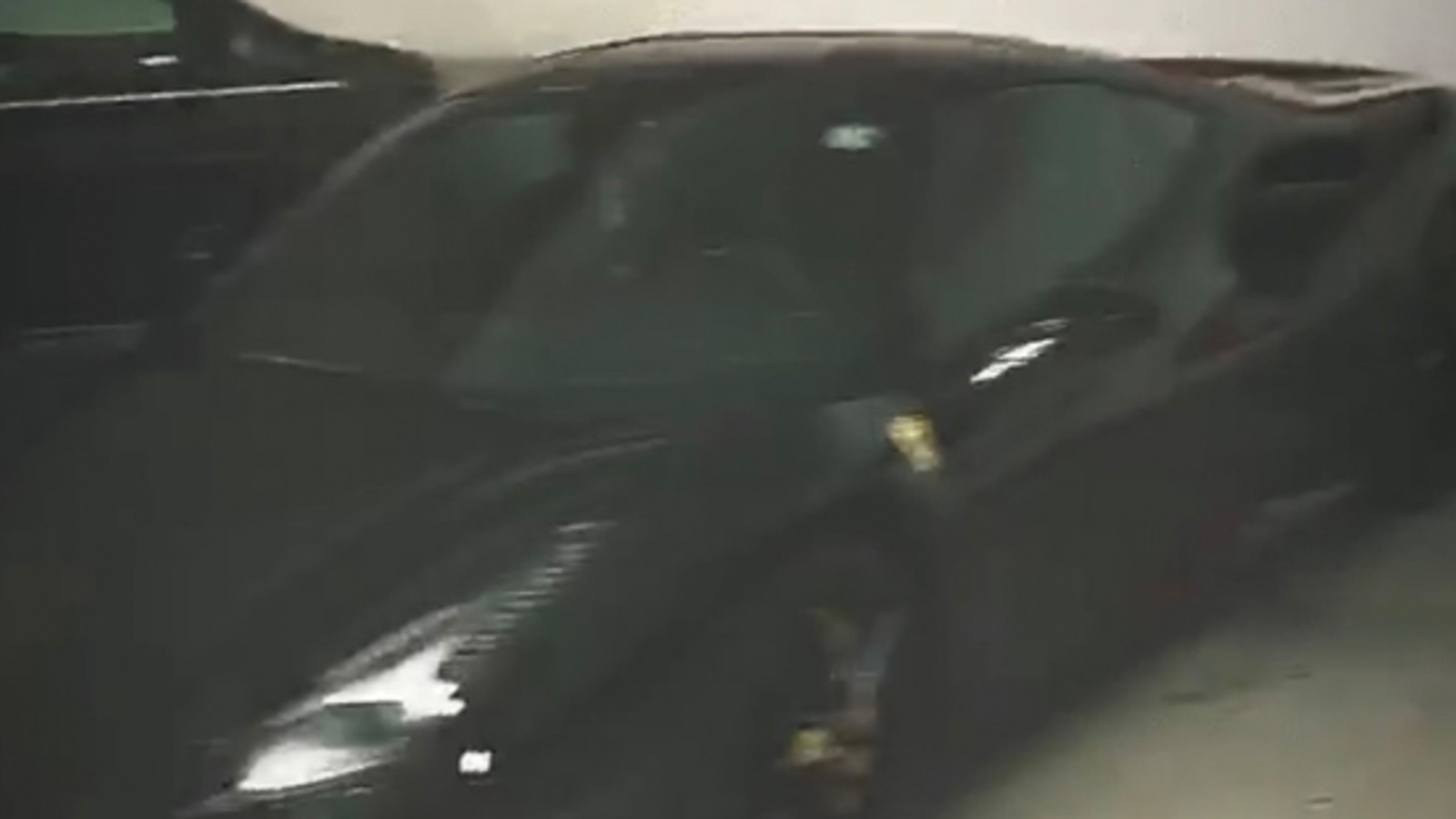 RAF Camora parkt mit Ferrari auf Damenparkplatz