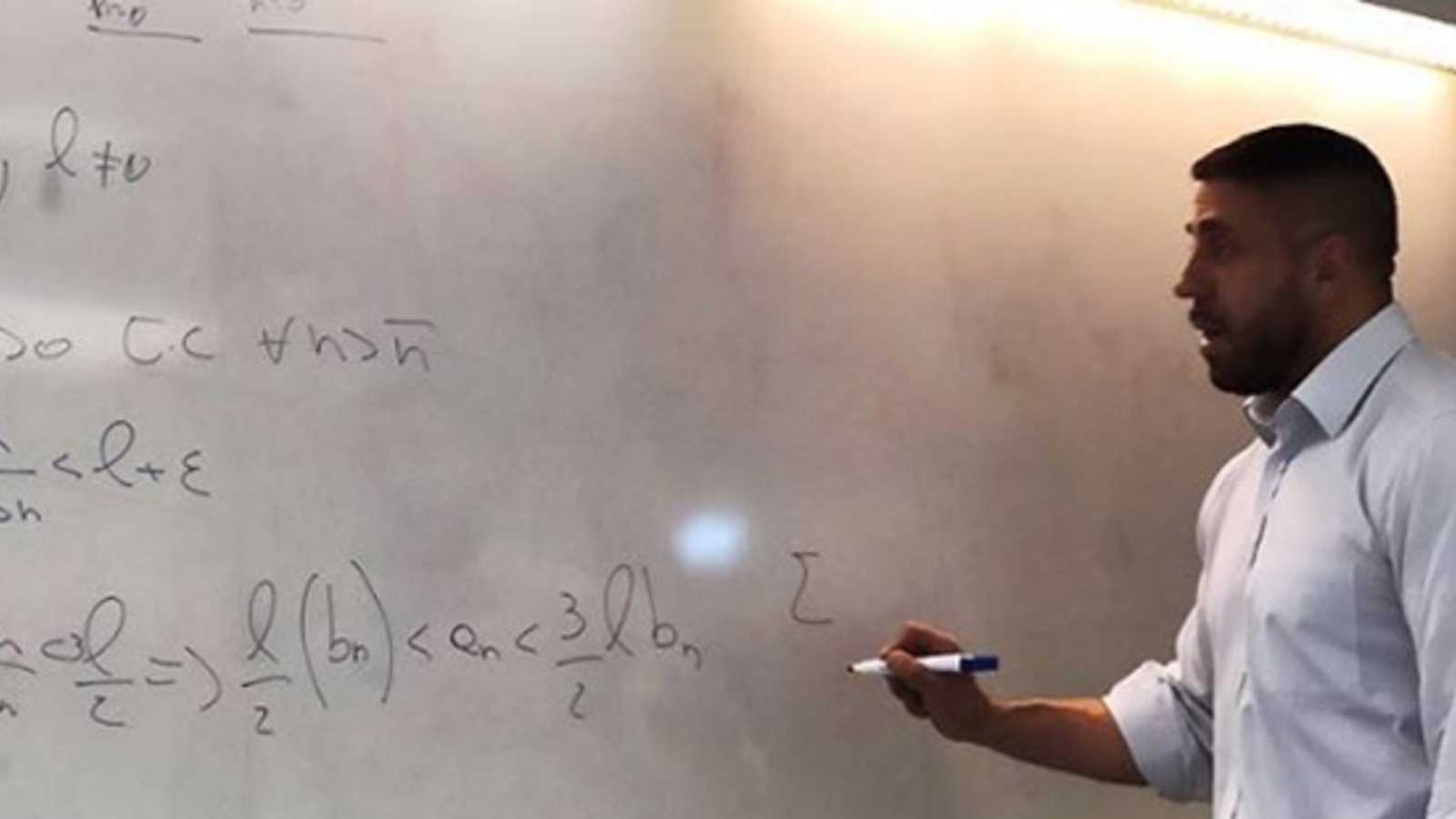 Mathe-Professor ist ein Porno-Star - oe24.at