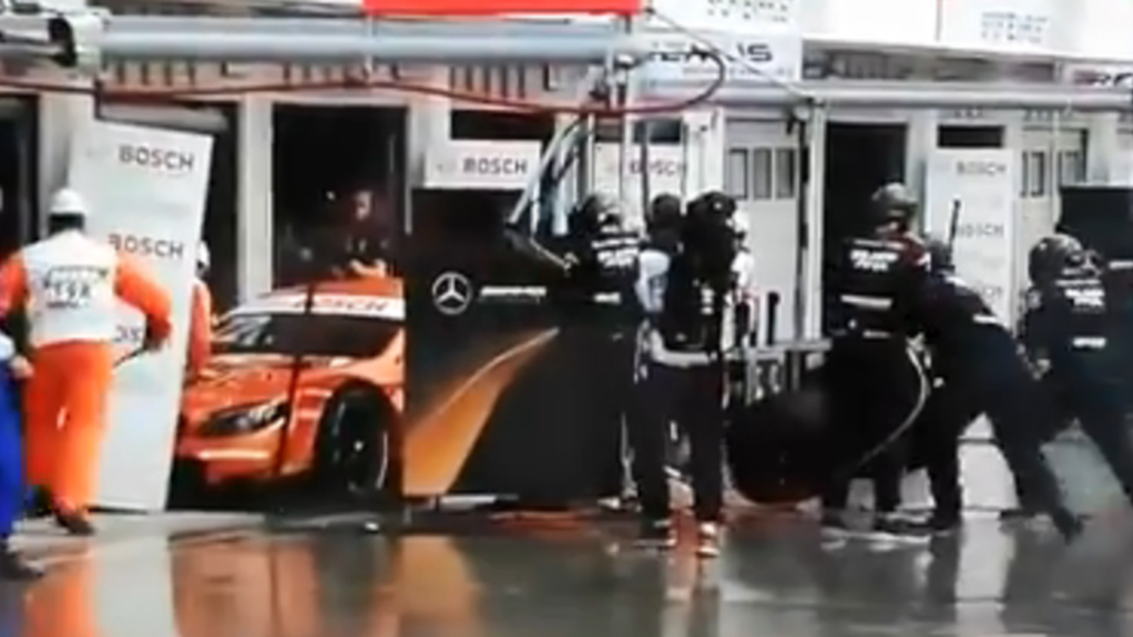 DTM-Horror-Crash: Auer fährt Menschen nieder - oe24.at