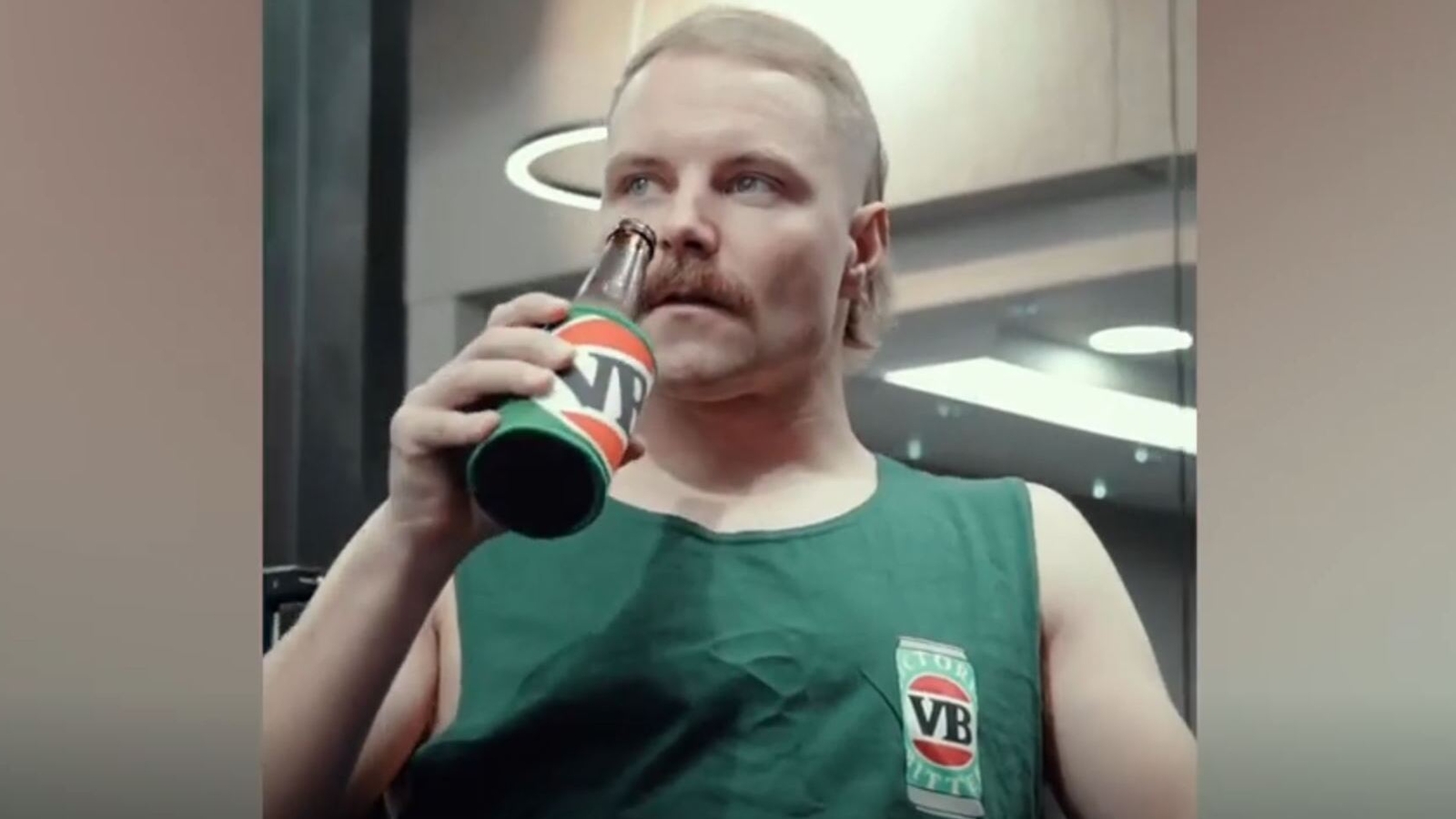 Vokuhila, Schnauzer & Bier für F1-Star Bottas - oe24.at