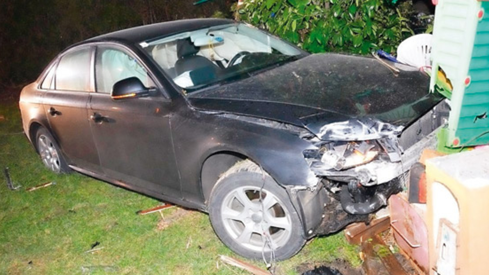 Unfallauto raste durch Zaun in Garten - oe24.at