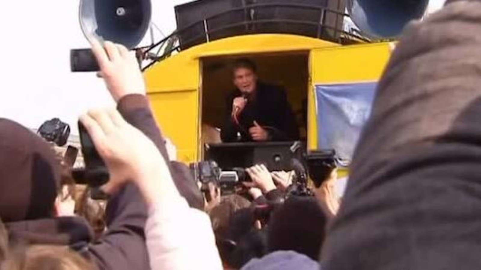 David Hasselhoff singt für die Berliner Mauer