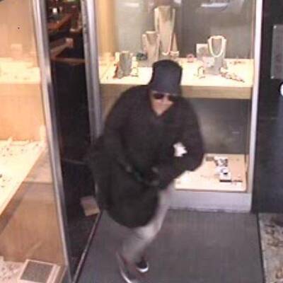 Axt-Überfall auf Juwelier: Polizei sucht diese Männer - oe24.at