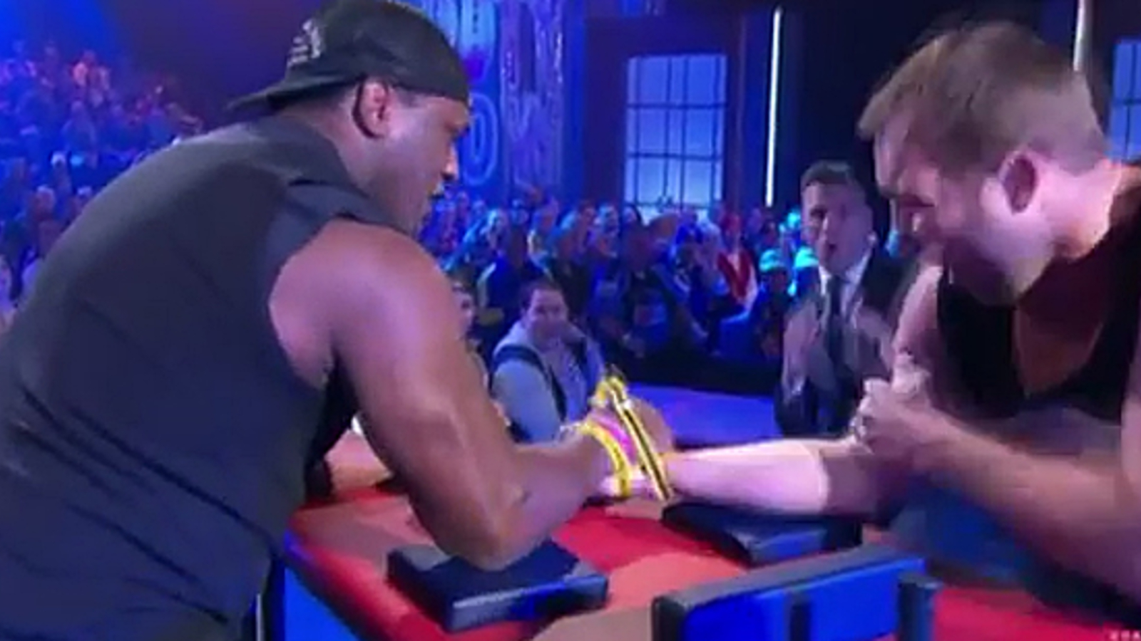 Live-Armbruch beim Armdrücken