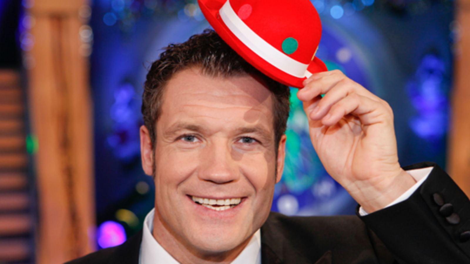 Armin Assinger setzt Narren-Kappe auf - oe24.at