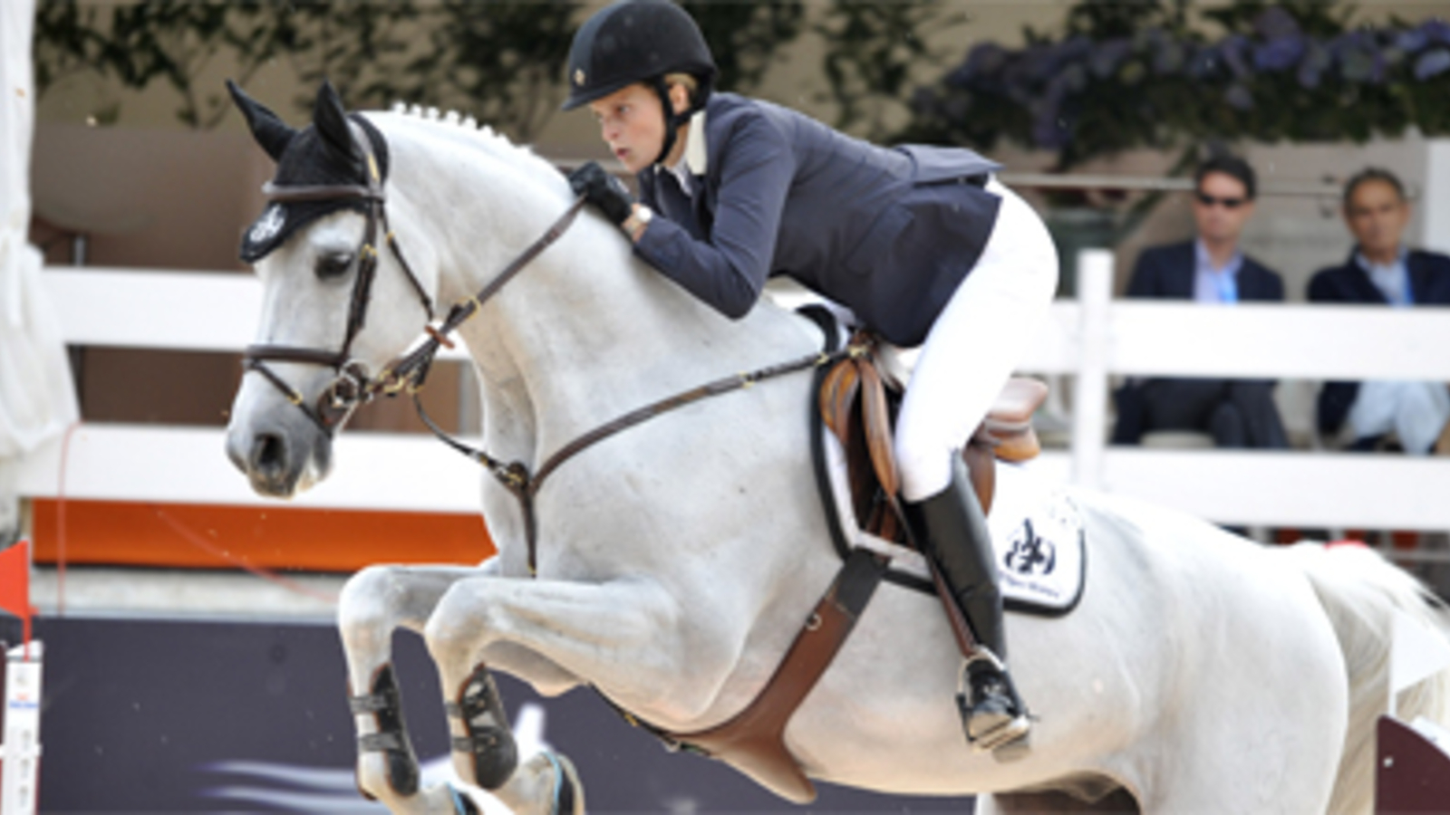 Athina Onassis reitet im Magna Racino ein - oe24.at