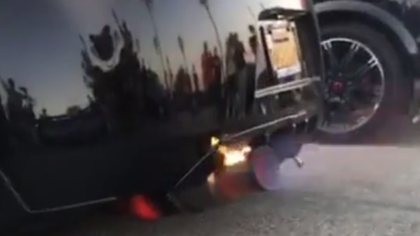 Auspuff steht unter Flammen