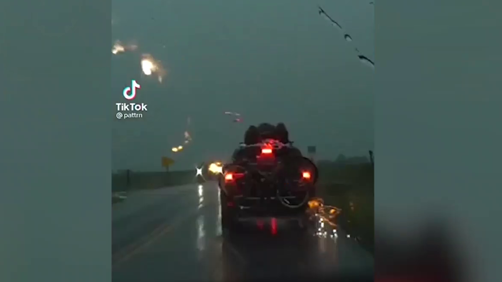 Das Auto wird direkt vom Blitz getroffen - oe24.at