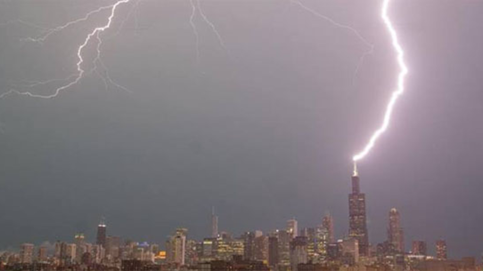 Blitz schlägt in höchstes Gebäude Chicagos ein - oe24.at