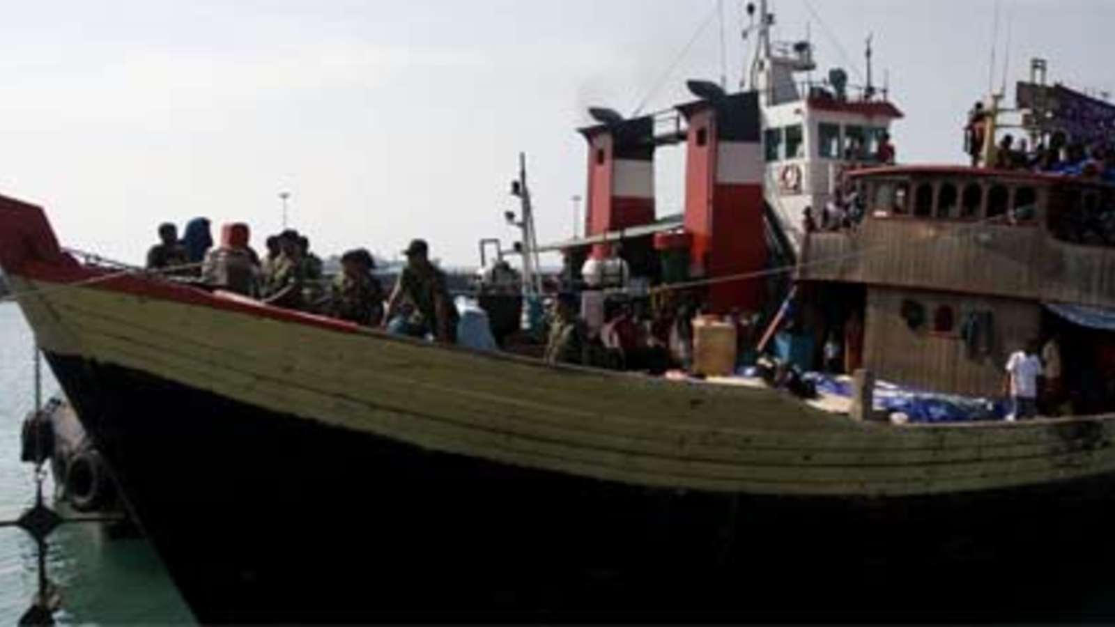 Boot kentert - 40 Menschen an Bord