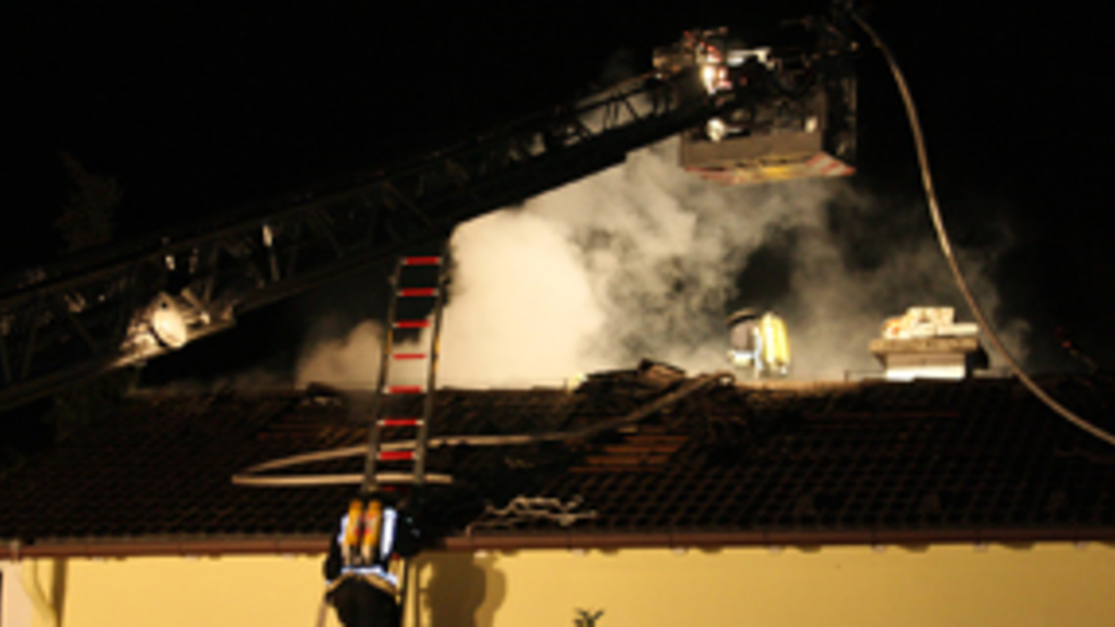 Drei Verletzte bei Großbrand im deutschen Eck