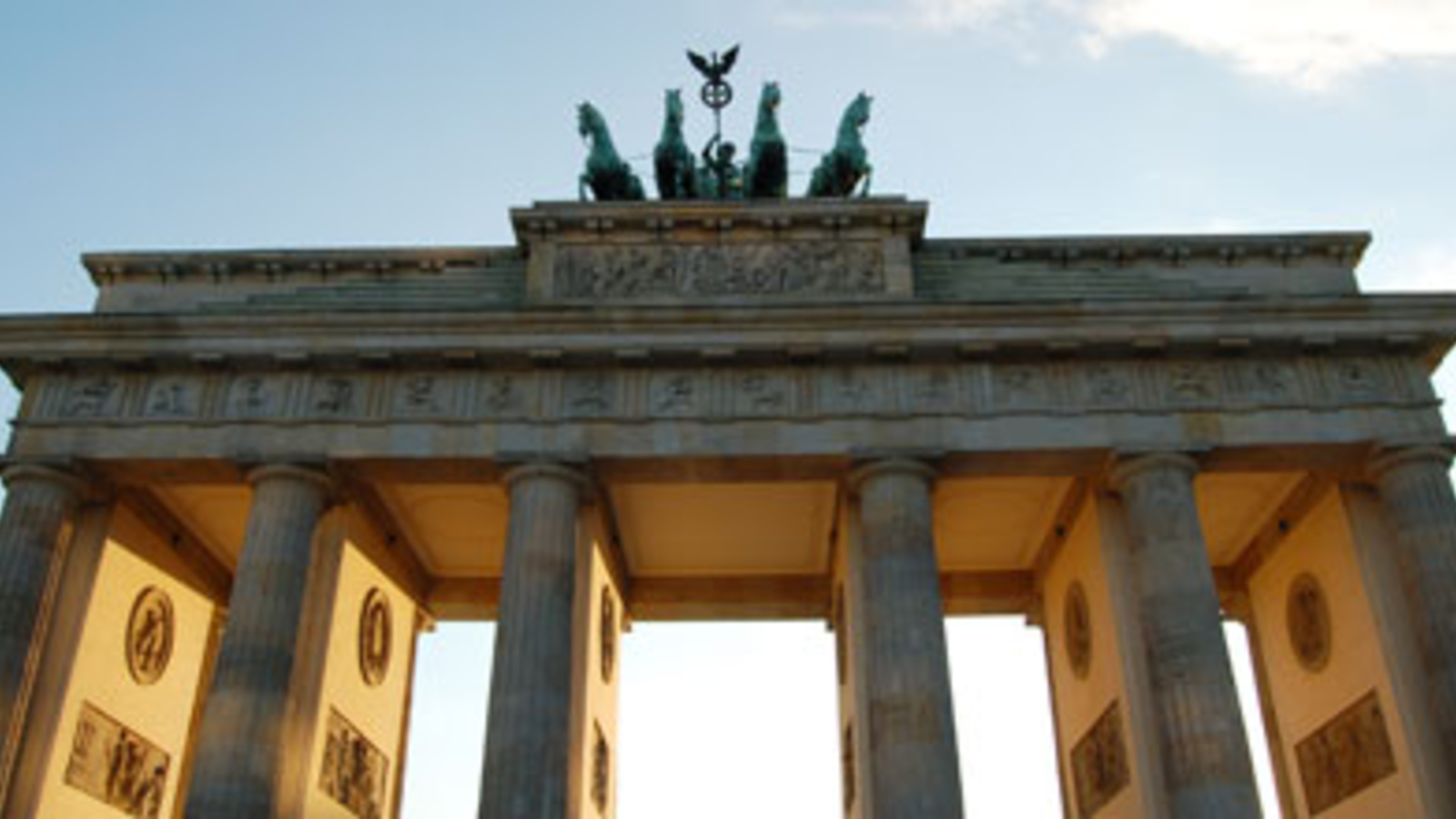 Auto kracht in Brandenburger Tor - ein Toter - oe24.at