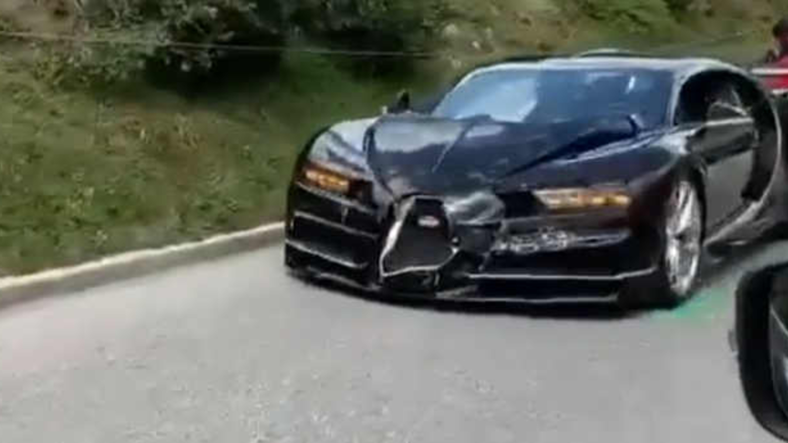 Bugatti Chiron schießt Porsche 911 ab - Crash am Gotthardpass