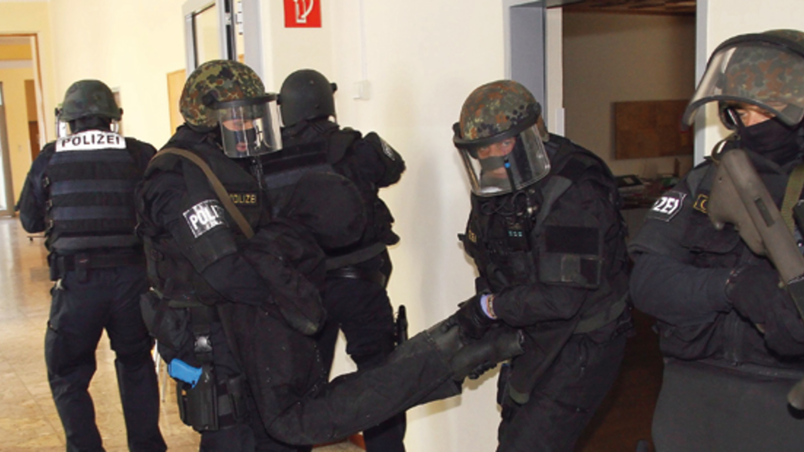 Polizei-Razzia am Gymnasium - oe24.at