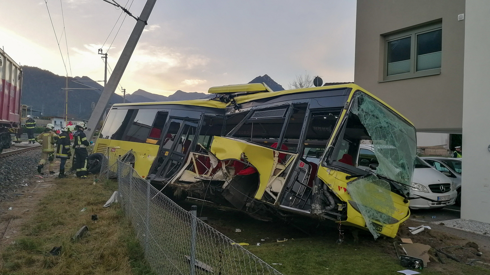 Bus von Zug erfasst: Drei Schwerverletzte, darunter zwei Kinder