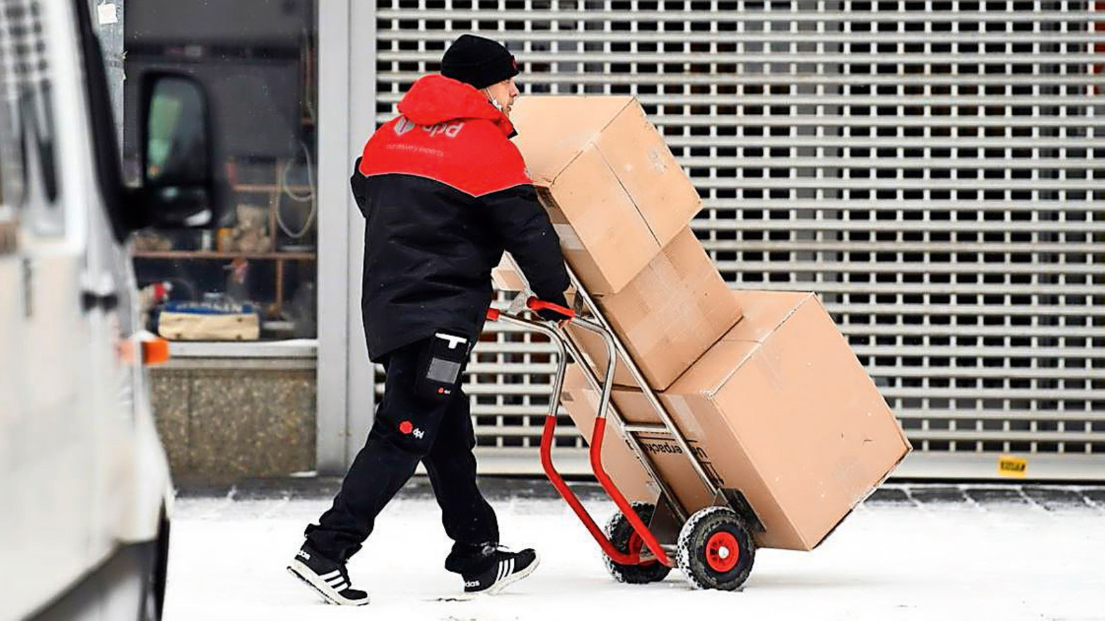 Mutiger Paketbote (30) stoppte Packerldiebe - oe24.at