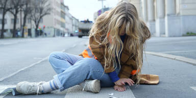 Trotz drohender Abschiebung: Klima-Shakira Anja Windl bei Blockade in ...