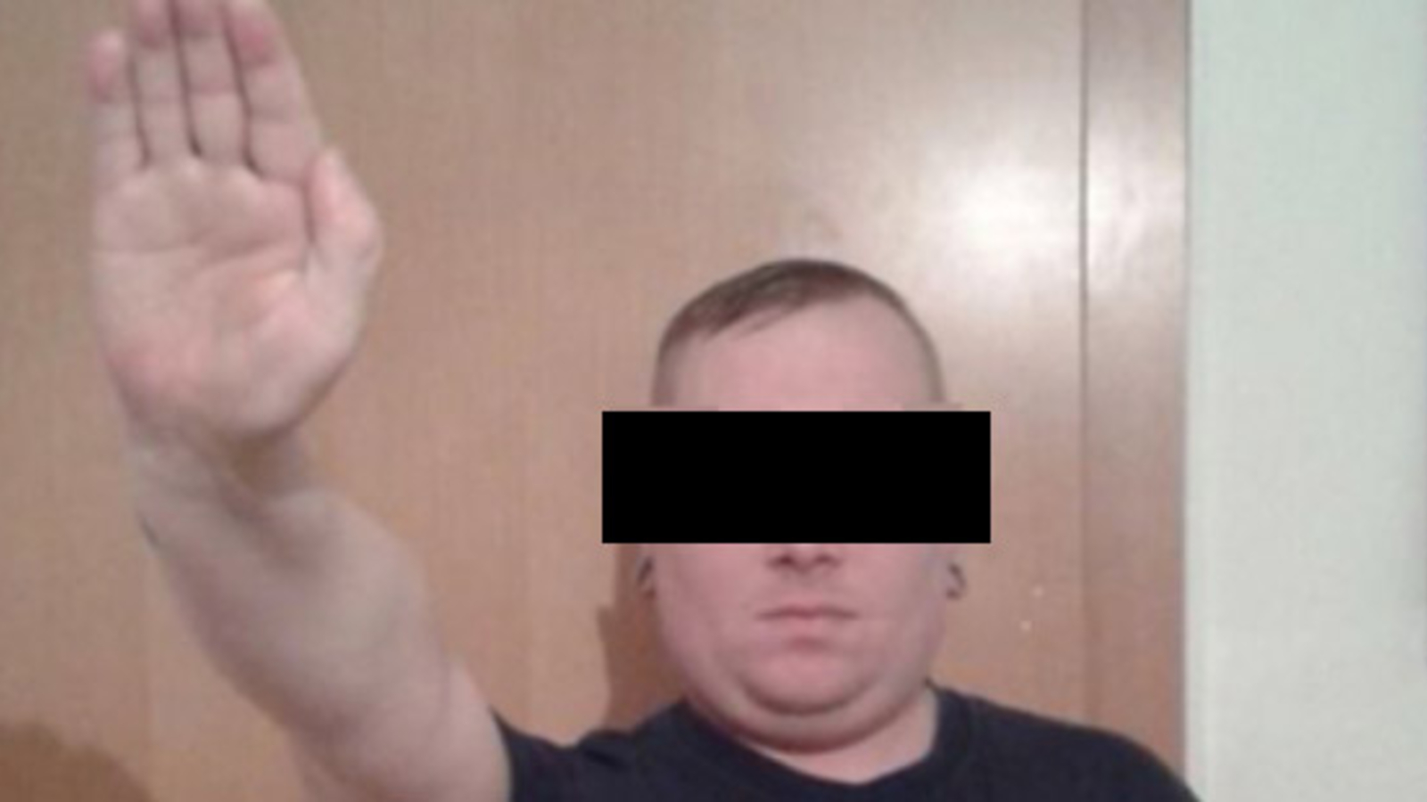 Soap-Star posiert mit Hitlergruß: Anzeige - oe24.at