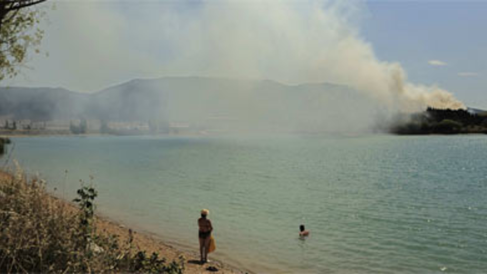 Menschen übers Meer vor Feuer gerettet