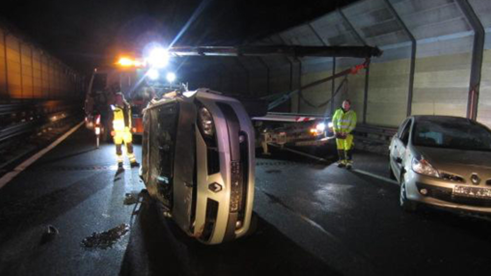 Lkw-Unfall auf Autobahn: Gaffer behindern Feuerwehr