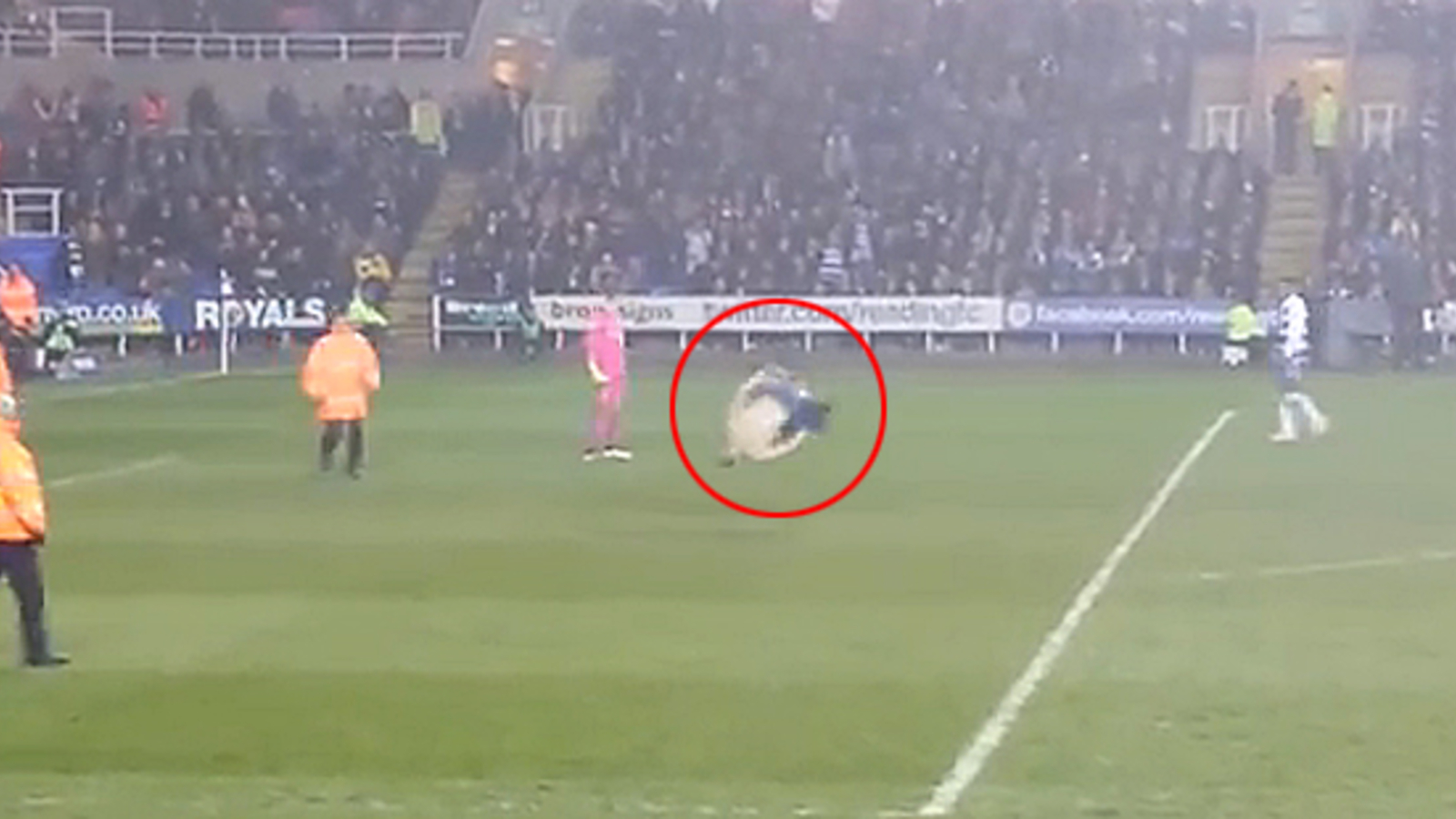 Flitzer schlägt 4 Salti vor "Festnahme"