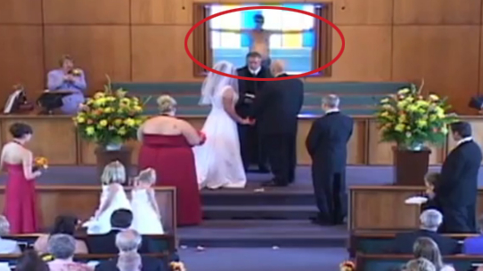 Nackter Flitzer stört Hochzeit VIDEO