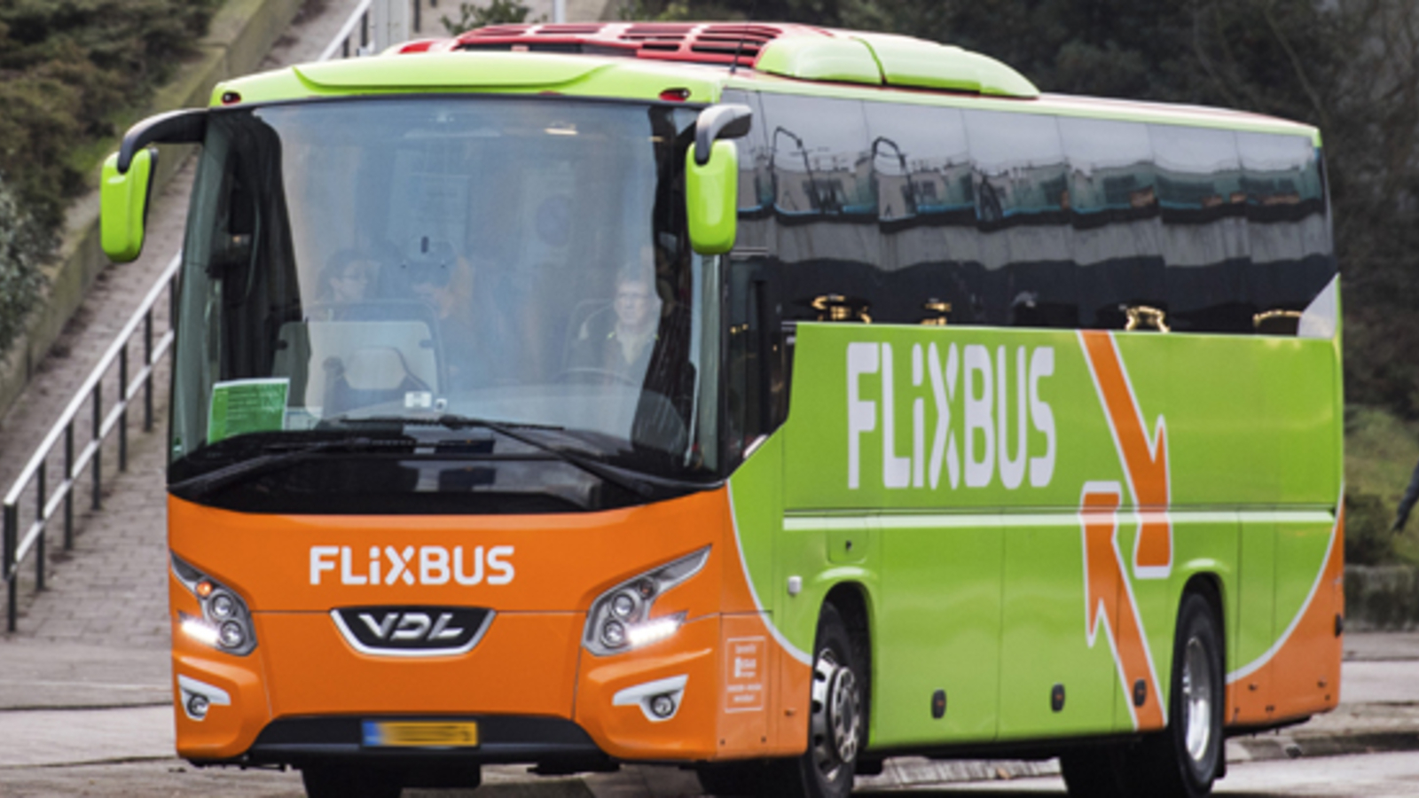 Schwerer Flixbus-Crash auf Autobahn – Mehrere Verletzte