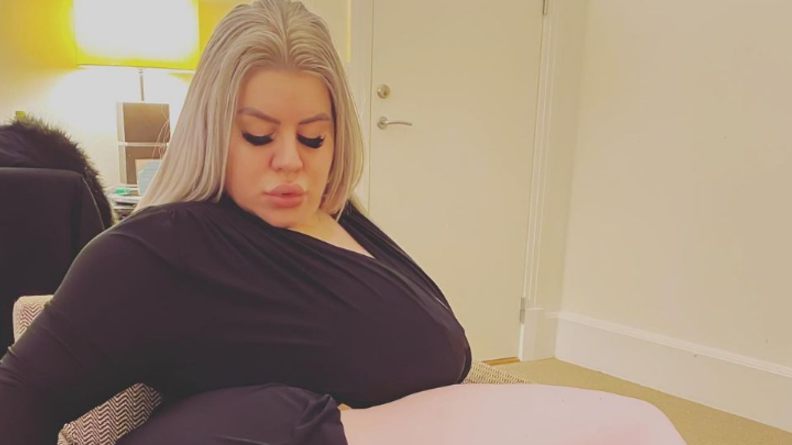 Blonde Mähne für Frau mit 'größtem Hintern der Welt"