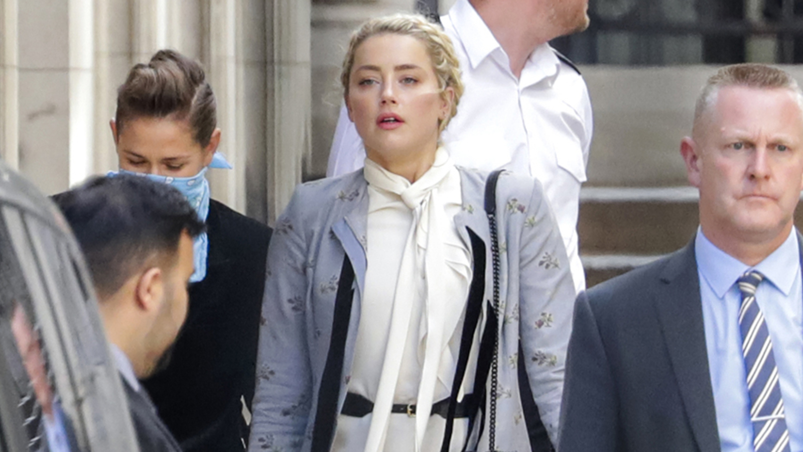 Amber Heards Freundin: 'Sie lag nackt am Boden und blutete' - oe24.at