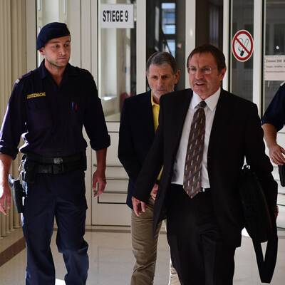 Hochegger in Handschellen vor Gericht