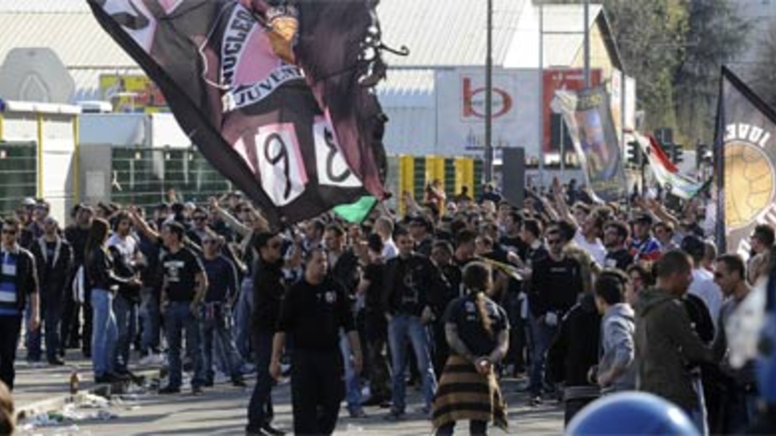 Juve-Fans greifen eigenes Team an - oe24.at