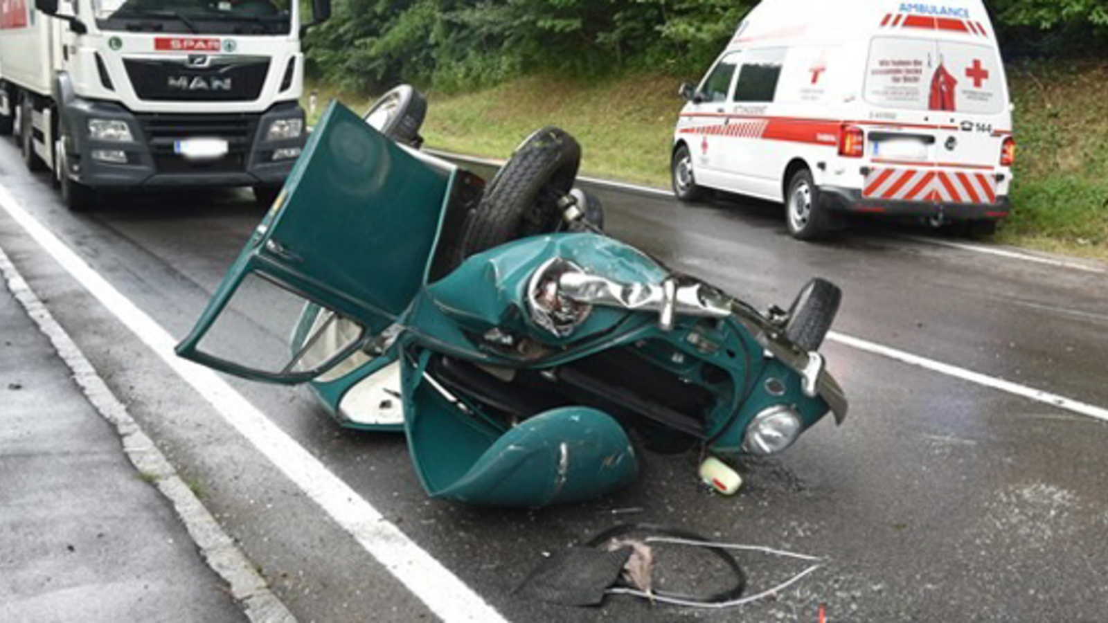 Oldtimer-Crash: Schwerer Unfall mit VW-Käfer