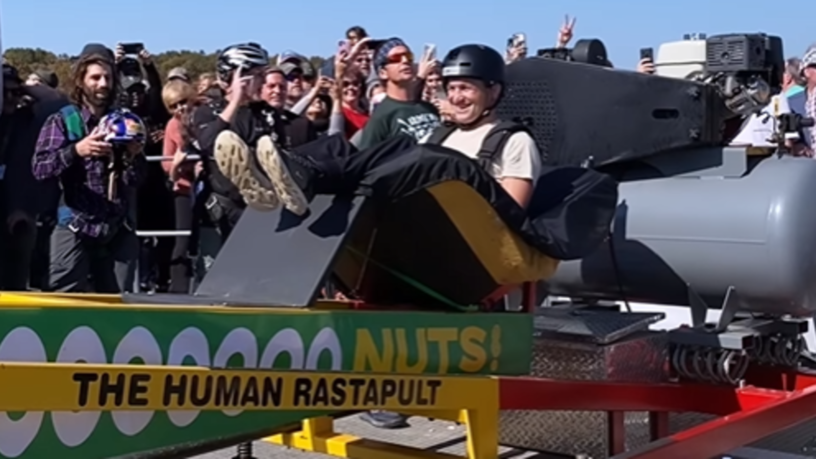 Unglaublich: Katapult schleudert Menschen in den Abgrund