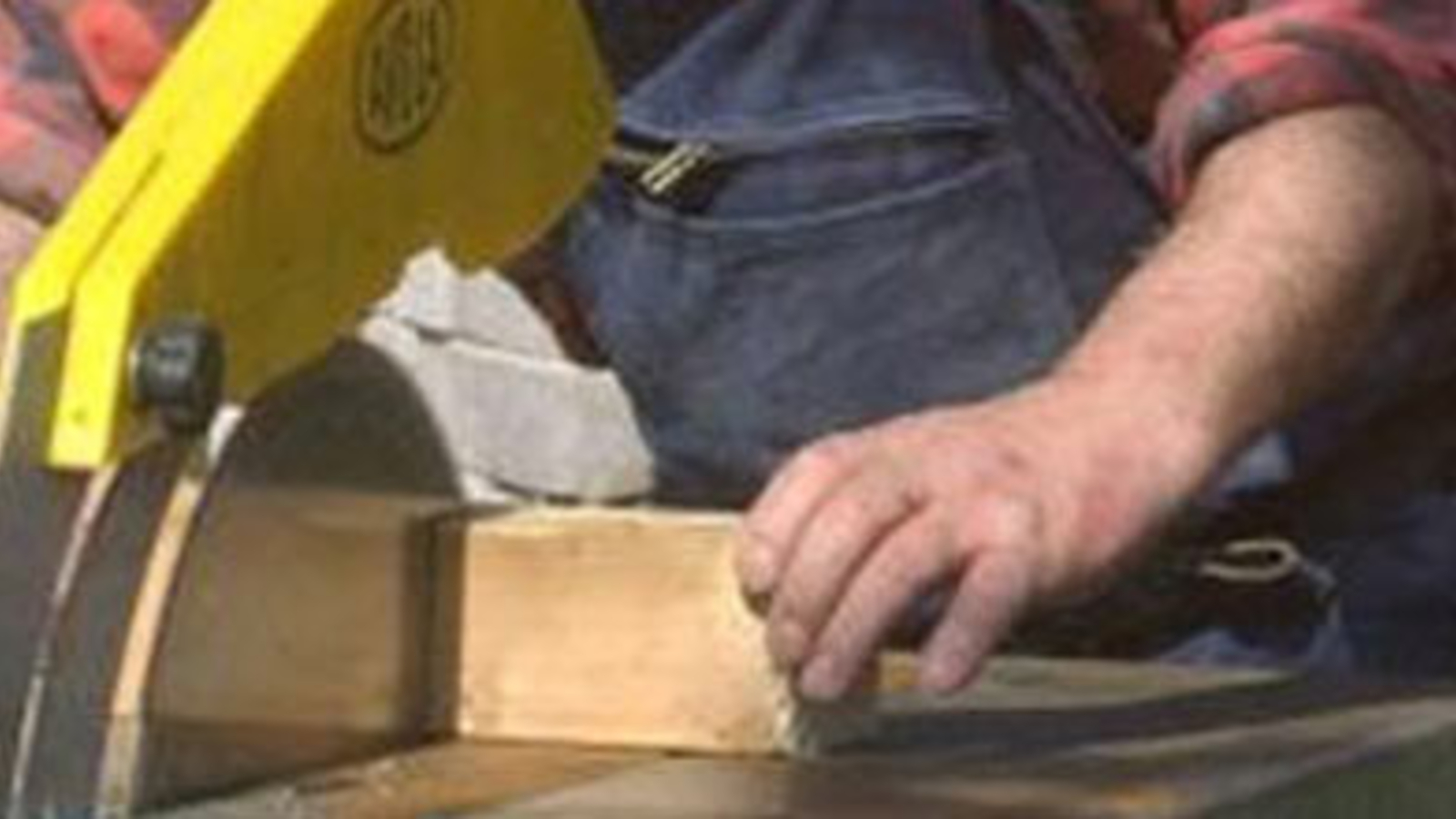 Mann trennt sich Hand mit Kreissäge ab - oe24.at