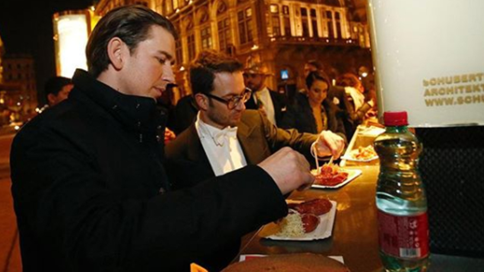 Kurz-Absacker am Würstelstand - oe24.at