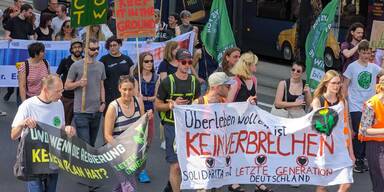 Demo in Linz gegen Razzien bei deutschen Klimaschutzaktivisten - oe24.at