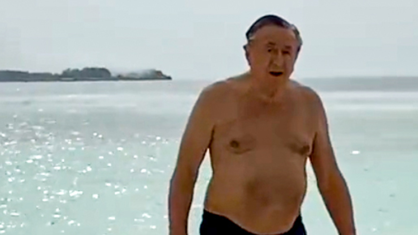 Lugner zeigt seinen Waschbärbauch - oe24.at