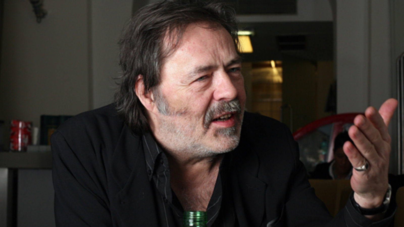 Manfred Deix bringt seine Figuren auf Leinwand - oe24.at