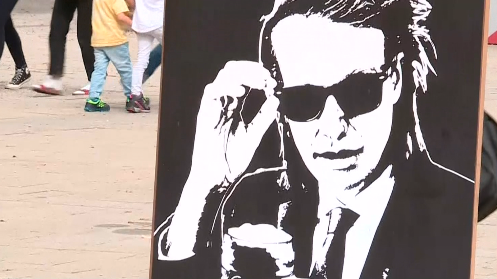 Wlazny (Marco Pogo) präsentiert Plakat "RED 'MA DRÜBER" - oe24.at