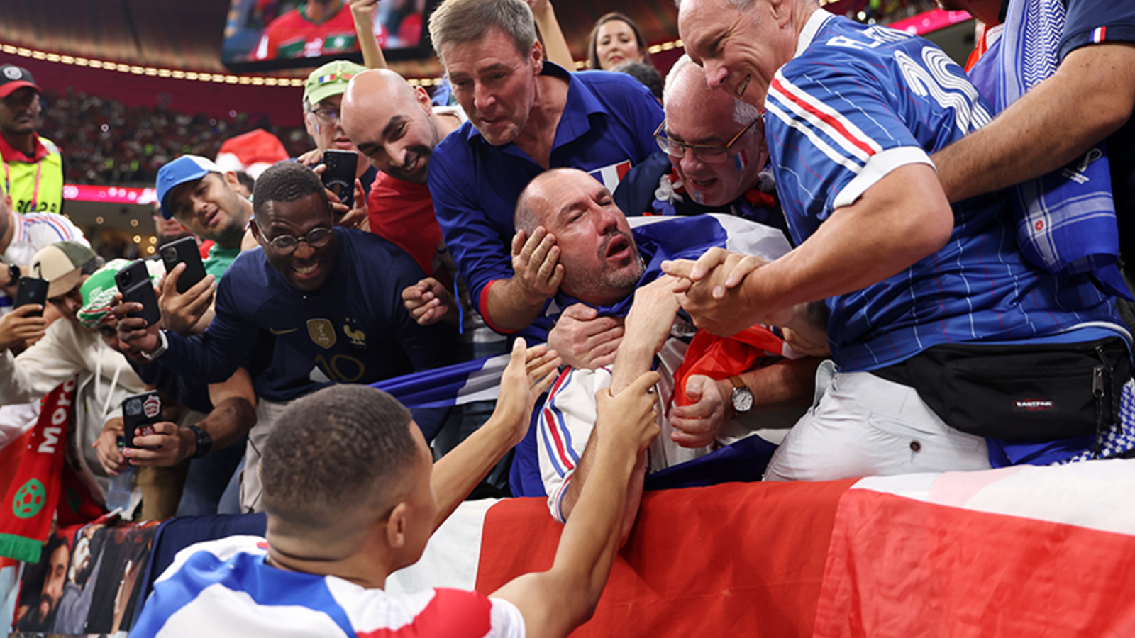 Mbappé trifft Fan mitten ins Gesicht - oe24.at