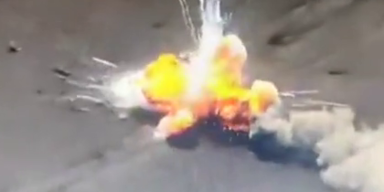 Mega-Explosion eines Panzers - oe24.at