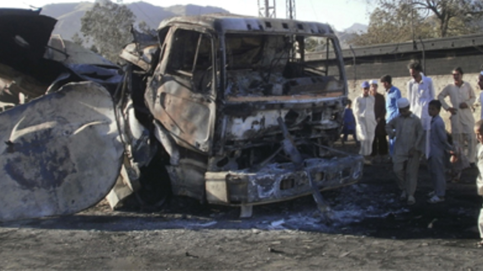 NATO-Tanklaster explodiert: 15 Tote