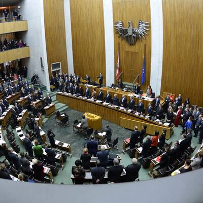 Regierung stellt sich dem Parlament