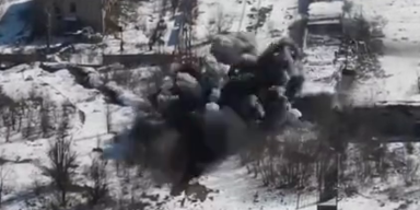 Drohnenvideo zeigt Explosion eines Panzers - oe24.at