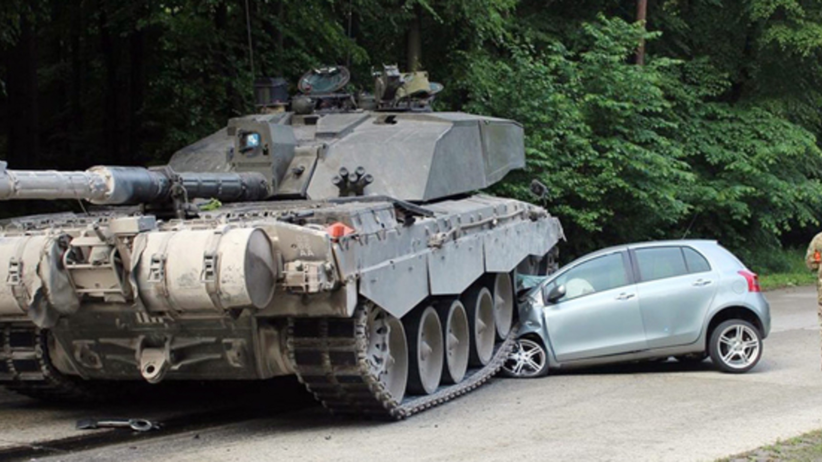 Frau übersieht Panzer - Auto zerquetscht