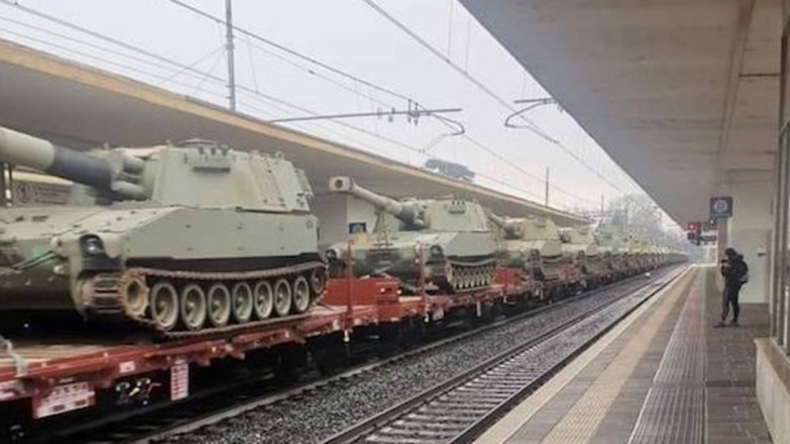 Mit Panzern beladener Zug auf dem Weg nach Österreich - oe24.at